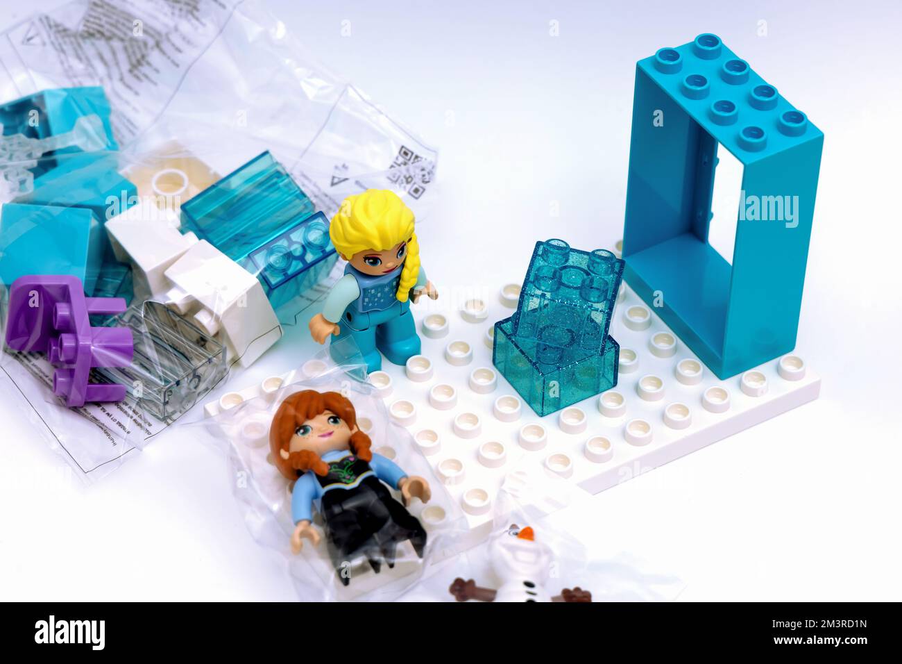 Disney frozen elsa cartoon hi-res stock photography and images - Alamy