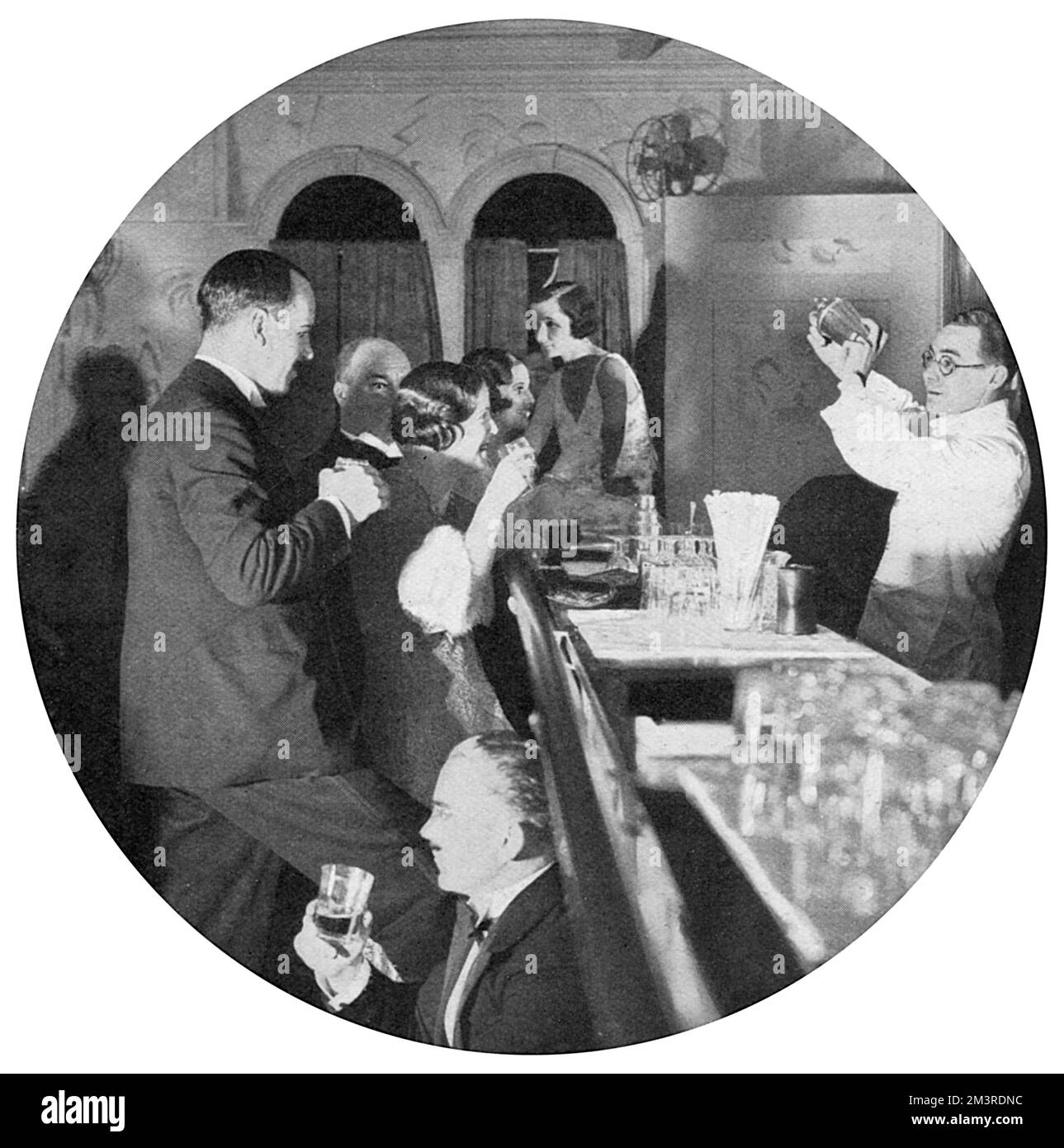 Cocktail bar on board an ocean liner Stock Photo - Alamy