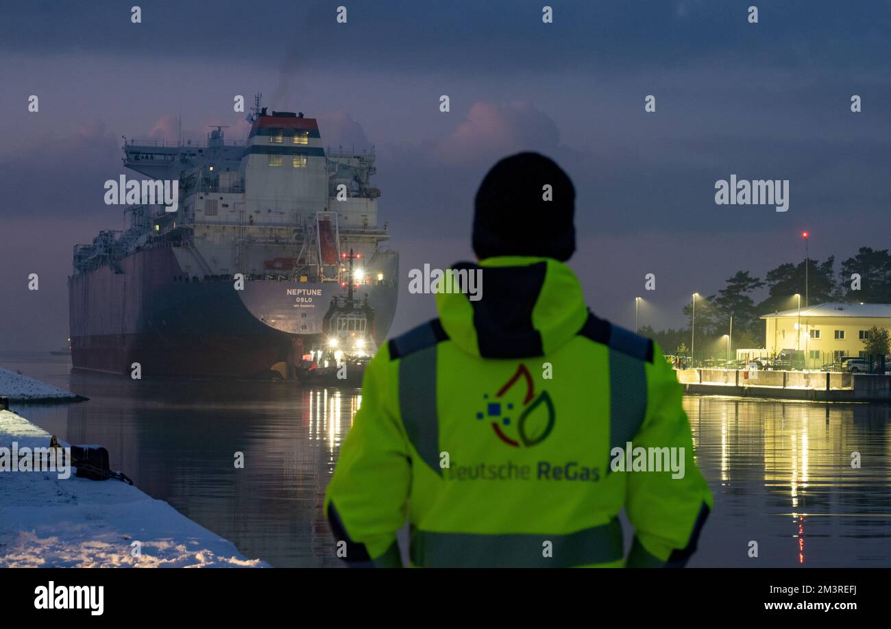 Lubmin, Germany. 16th Dec, 2022. The "Neptune" is towed by tugs into ...