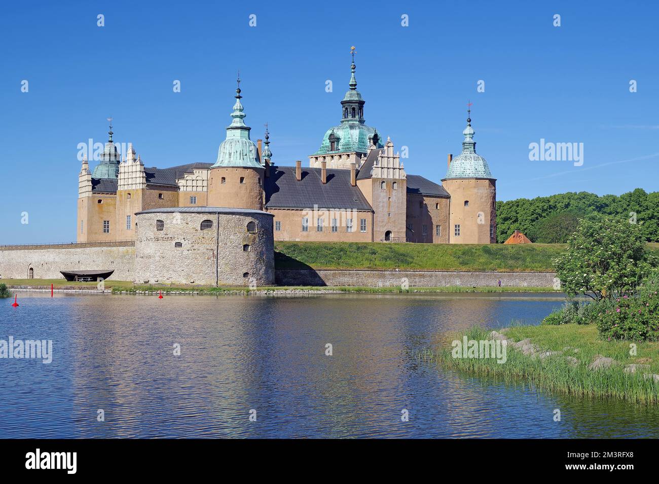 Kalmar Castle reflected in the water, Renaissance castle, Kalmar ...