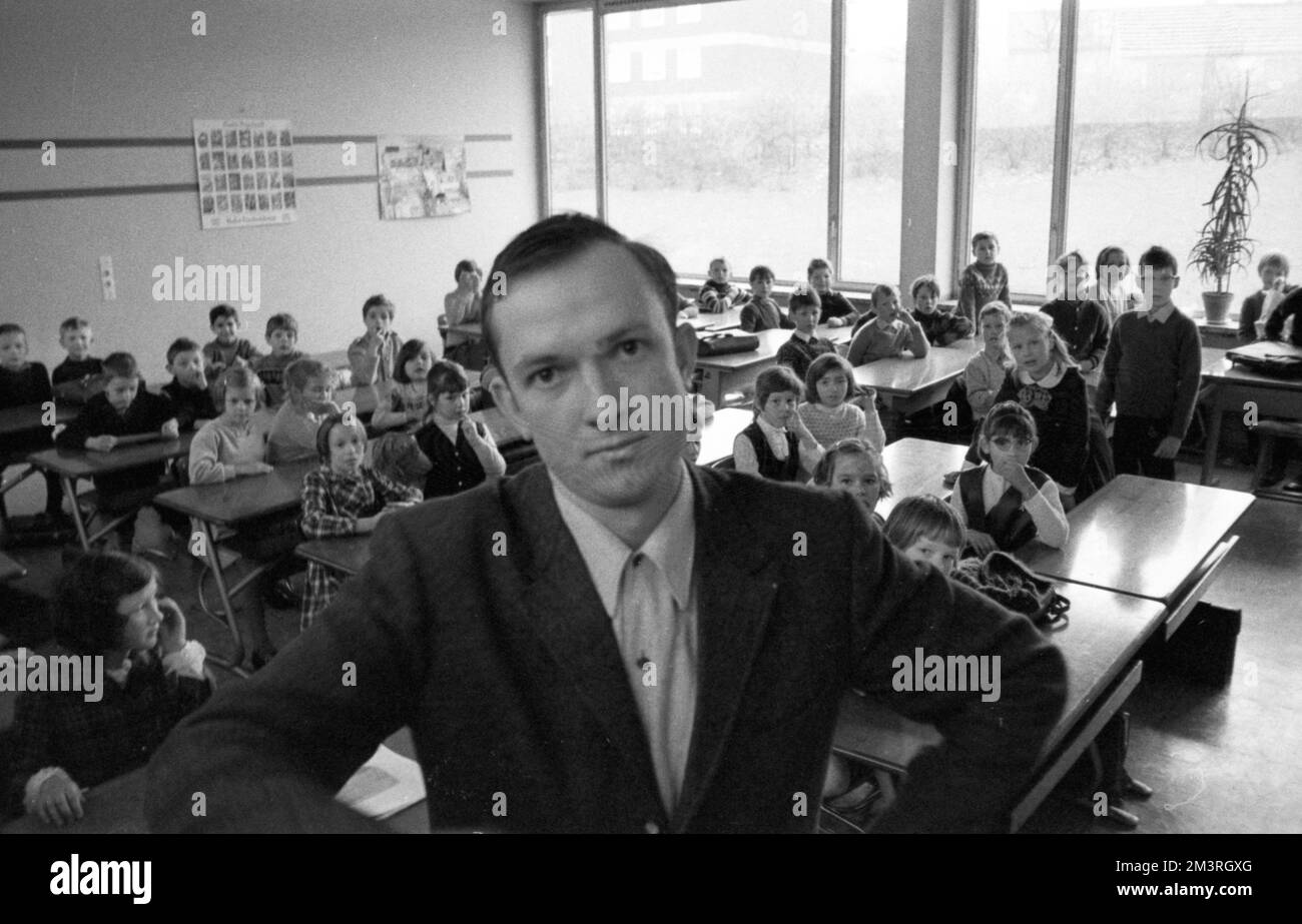 Overcrowded classes and annoyed teacher at a Bochum secondary school in ...