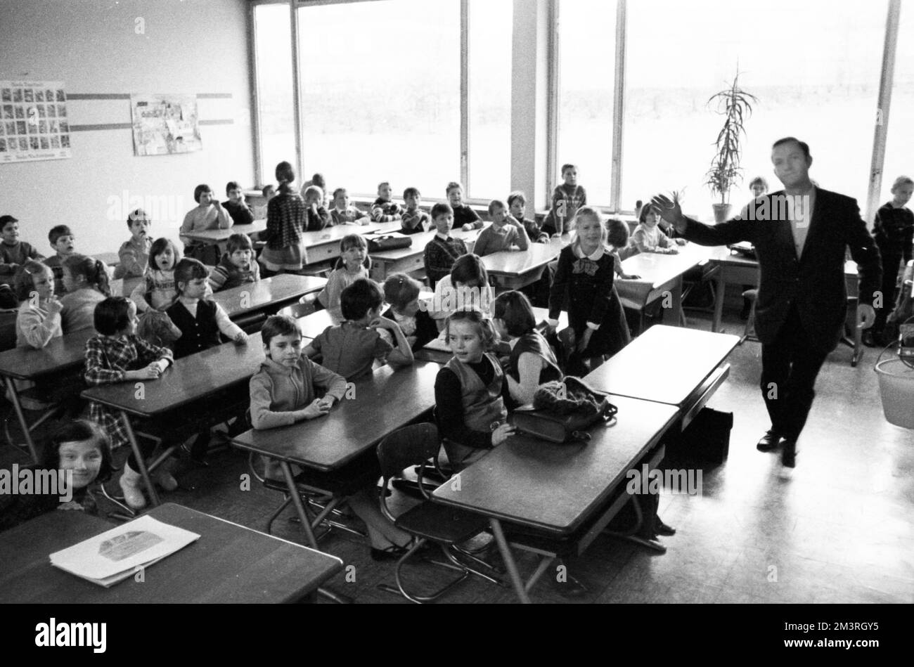 Overcrowded classes and annoyed teacher at a Bochum secondary school in ...