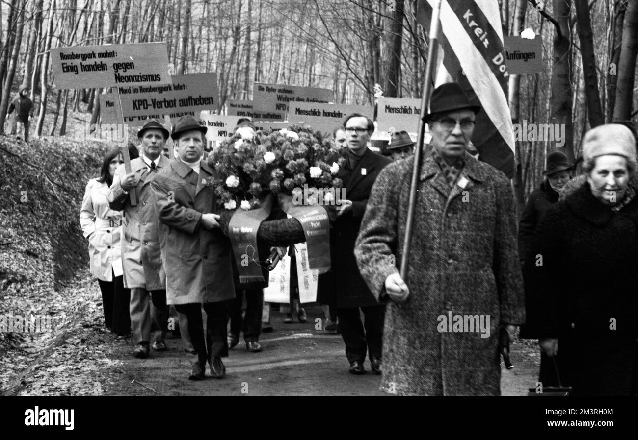 The traditional tribute to murdered Nazi victims on Good Friday 1945 in ...