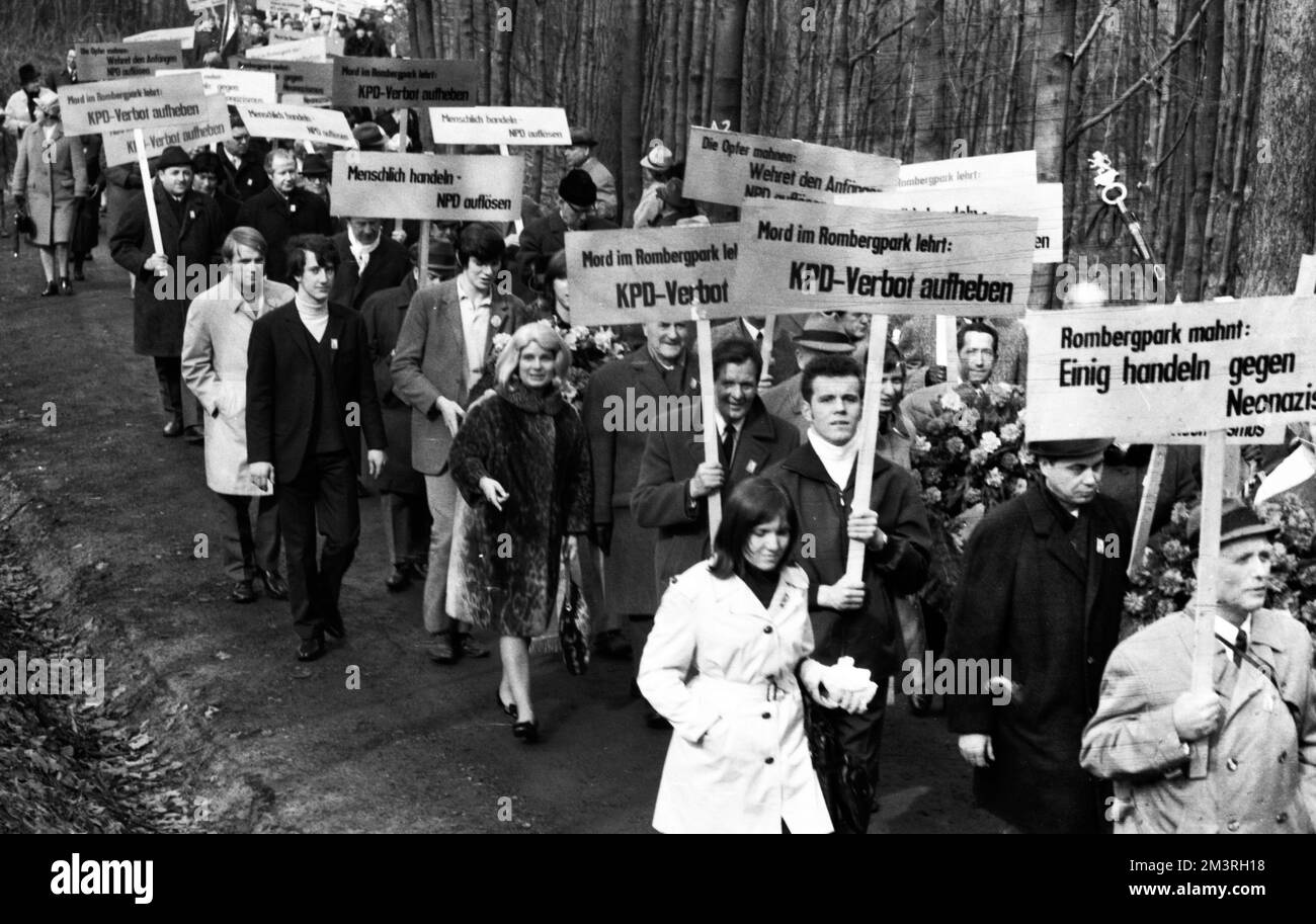 The traditional tribute to murdered Nazi victims on Good Friday 1945 in ...