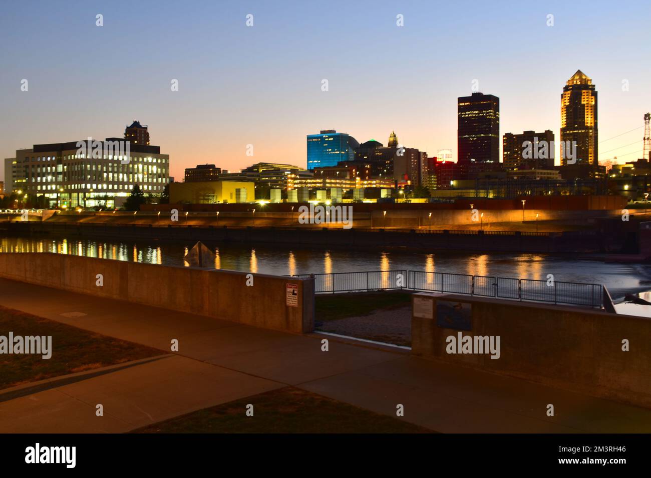 Iowa Women of Achievement Bridge and Des Moines Skyline Stock Photo - Alamy