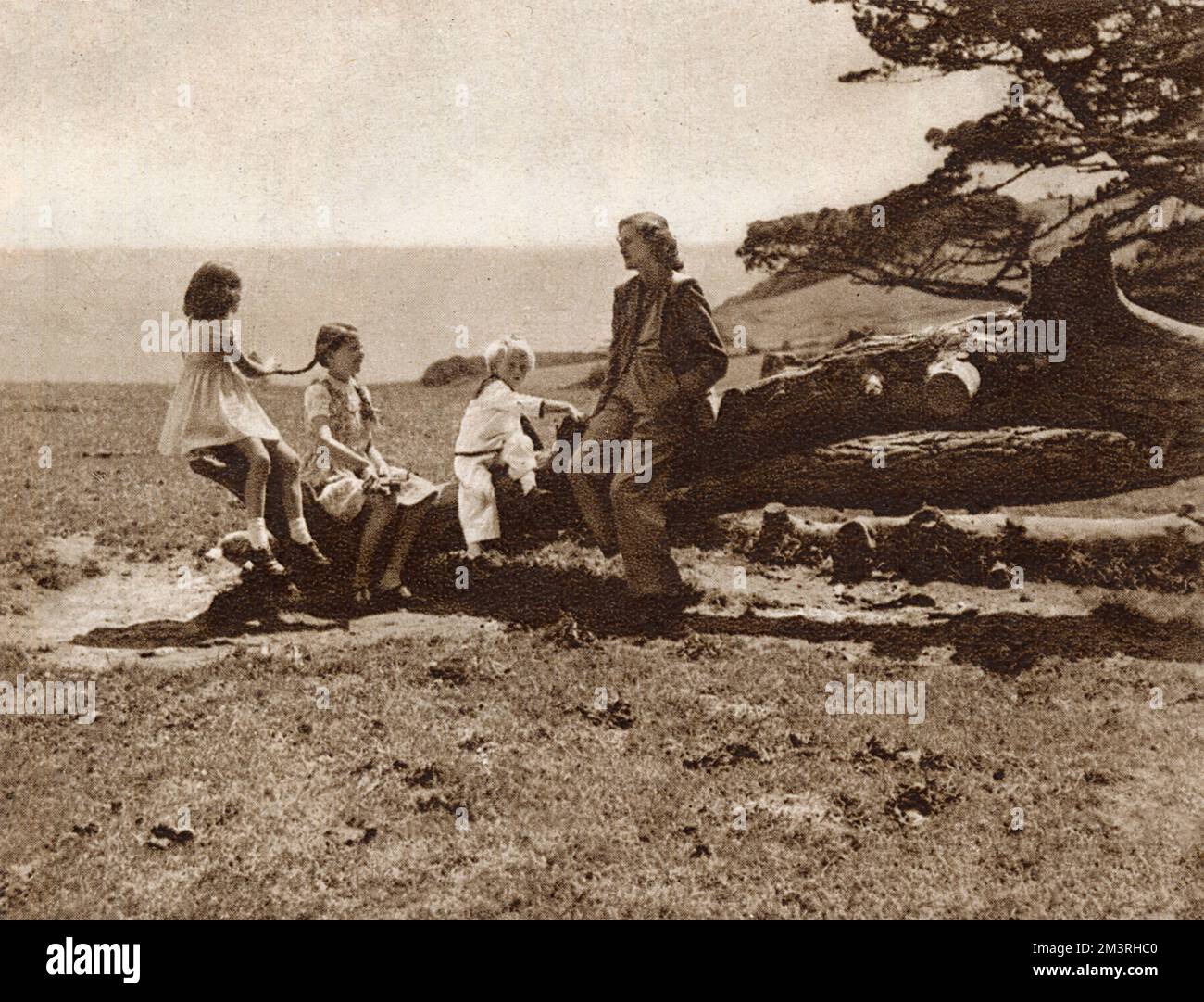 Daphne du Maurier and children at Menabilly, 1944 Stock Photo - Alamy