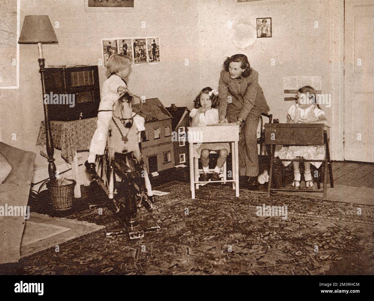 Daphne du Maurier and children at Menabilly, 1944 Stock Photo - Alamy