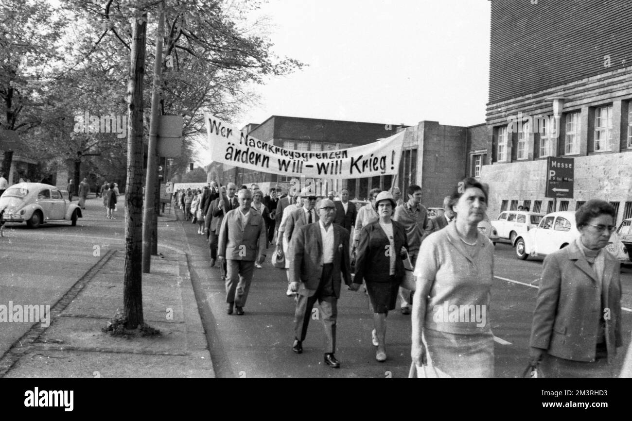 The left and the peace movement celebrated 8 May 1966 in Duesseldorf ...