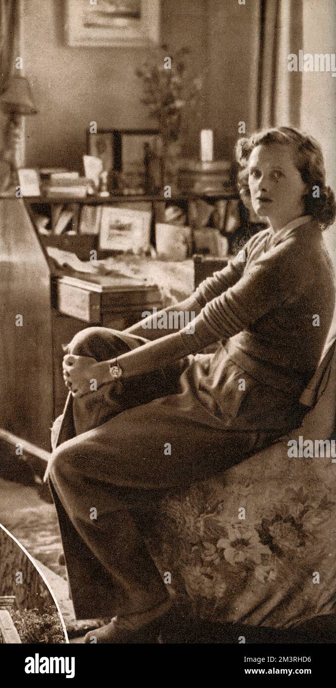 Daphne du Maurier at their Cornish home, Menabilly, 1945 Stock Photo ...