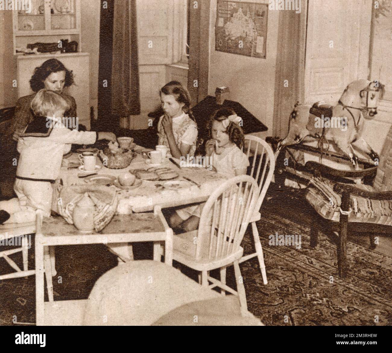 Daphne du Maurier and children at Menabilly, 1944 Stock Photo - Alamy