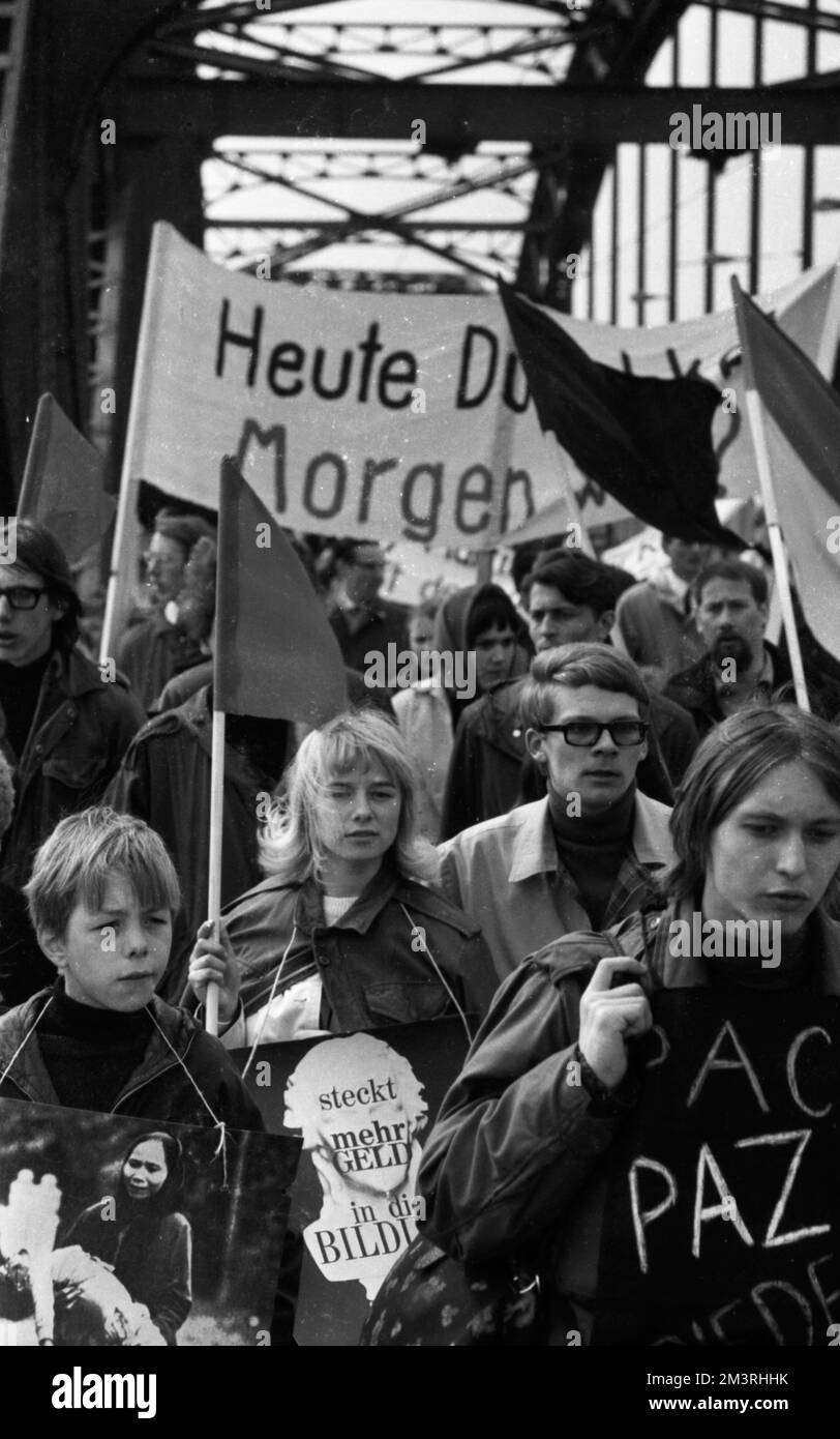 The activities of the peace movement in the Ruhr area in the years 1965 ...