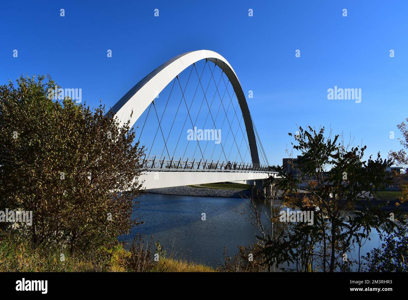 Iowa Women of Achievement Bridge and Des Moines Skyline Stock Photo - Alamy