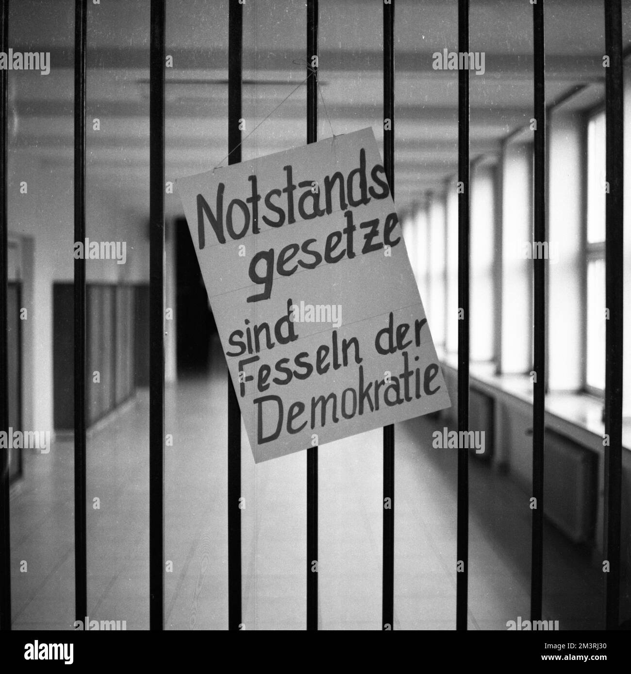 The peace movement, here on 9. 6. 1965 in Duisburg, demonstrated ...