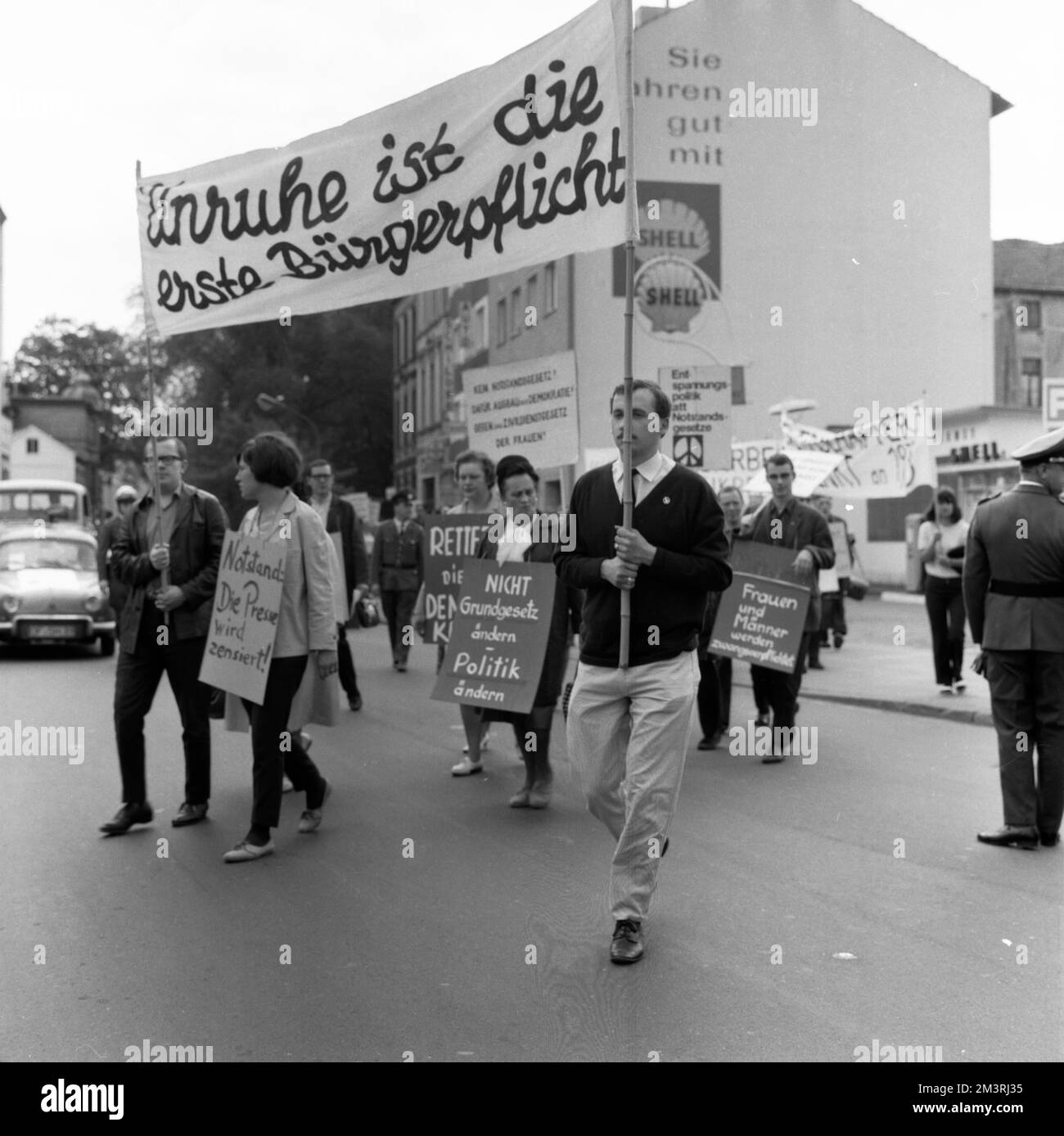 The peace movement, here on 9. 6. 1965 in Duisburg, demonstrated ...