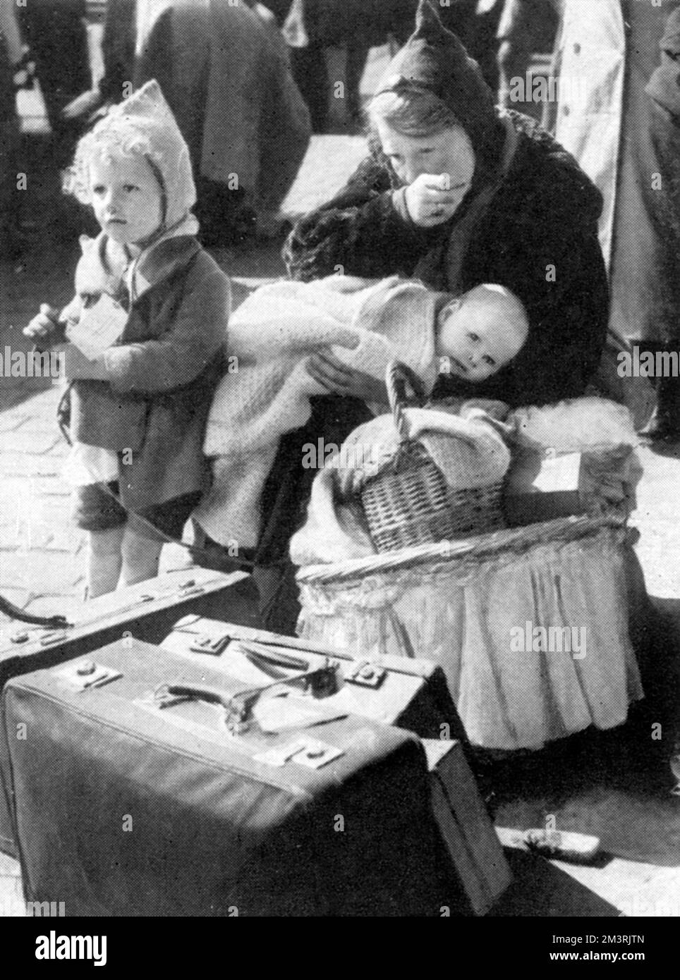 Evacuated children ww2 Black and White Stock Photos & Images - Alamy