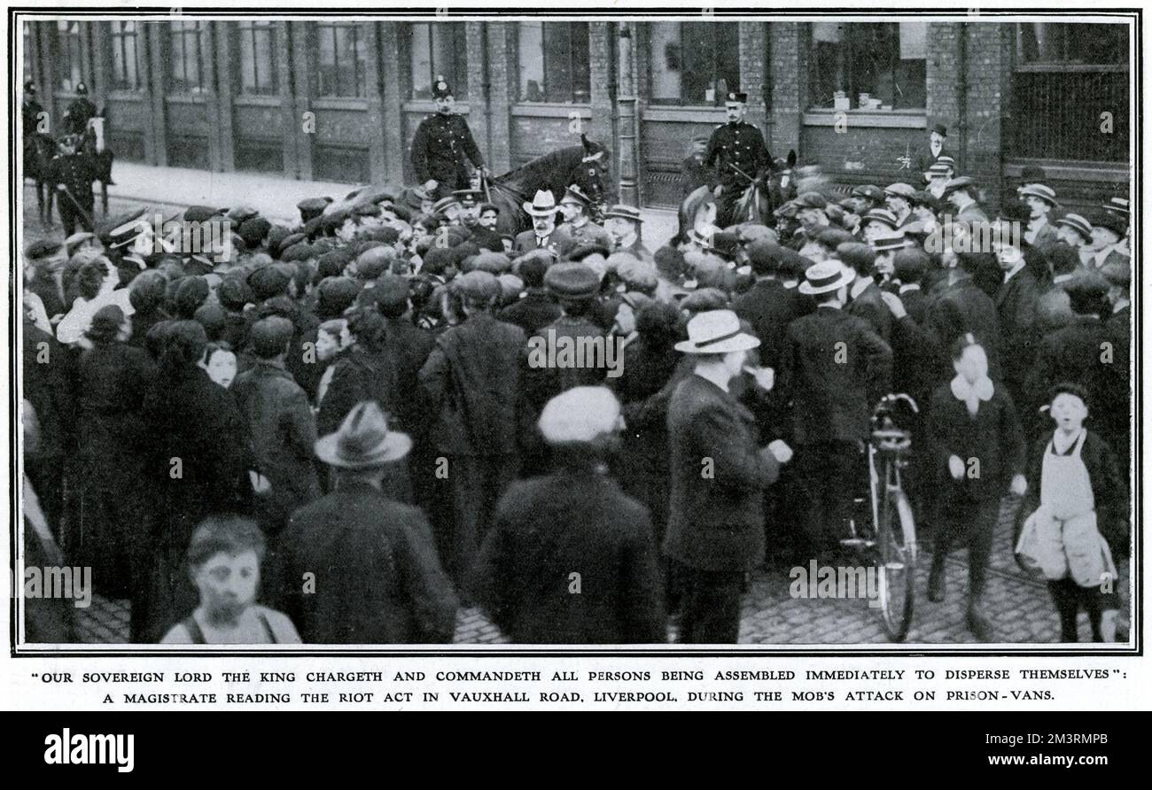 Railway strike 1911: Magistrate reading the riot act Stock Photo - Alamy