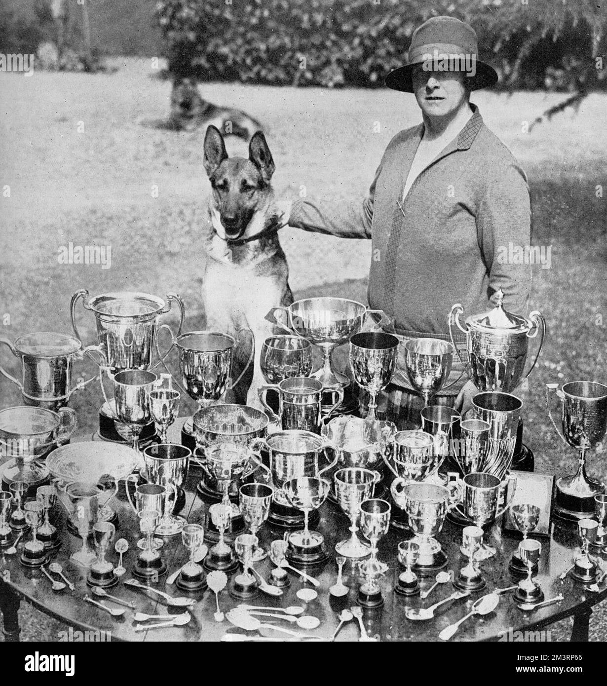 Women with trophies hi-res stock photography and images - Alamy