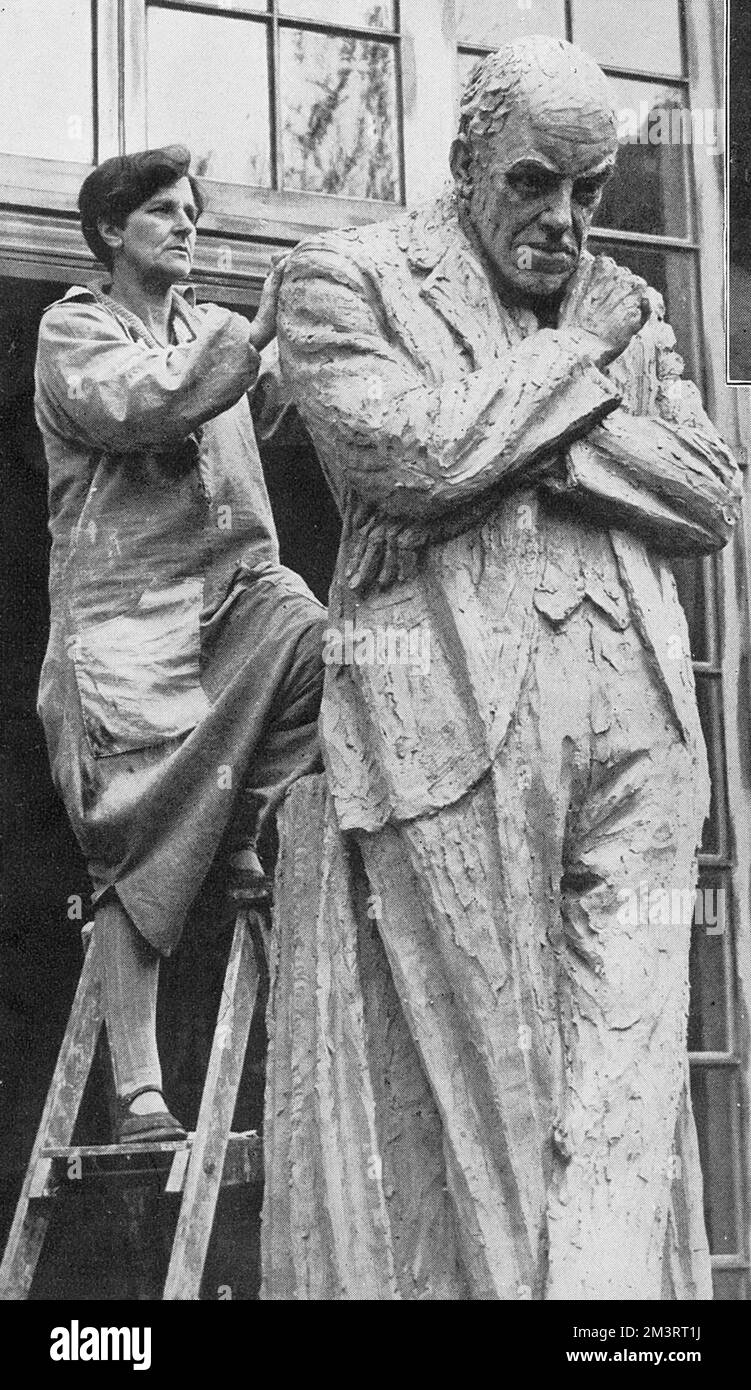 Kathleen Scott sculpting statue of Edwin Montagu Stock Photo - Alamy