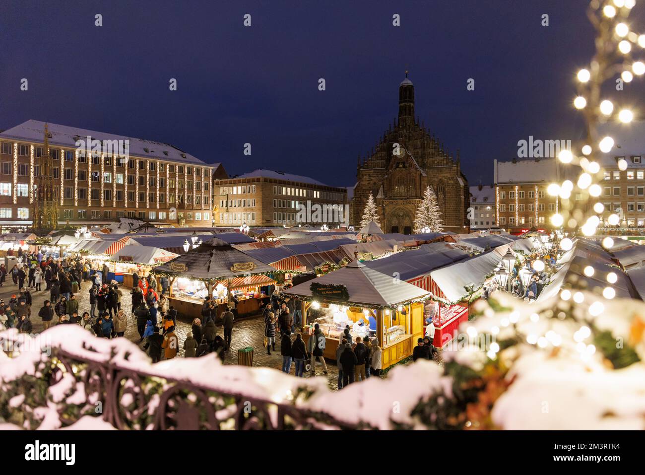 Nuremberg, Germany. 16th Dec, 2022. Snow covers the roofs of the stalls ...