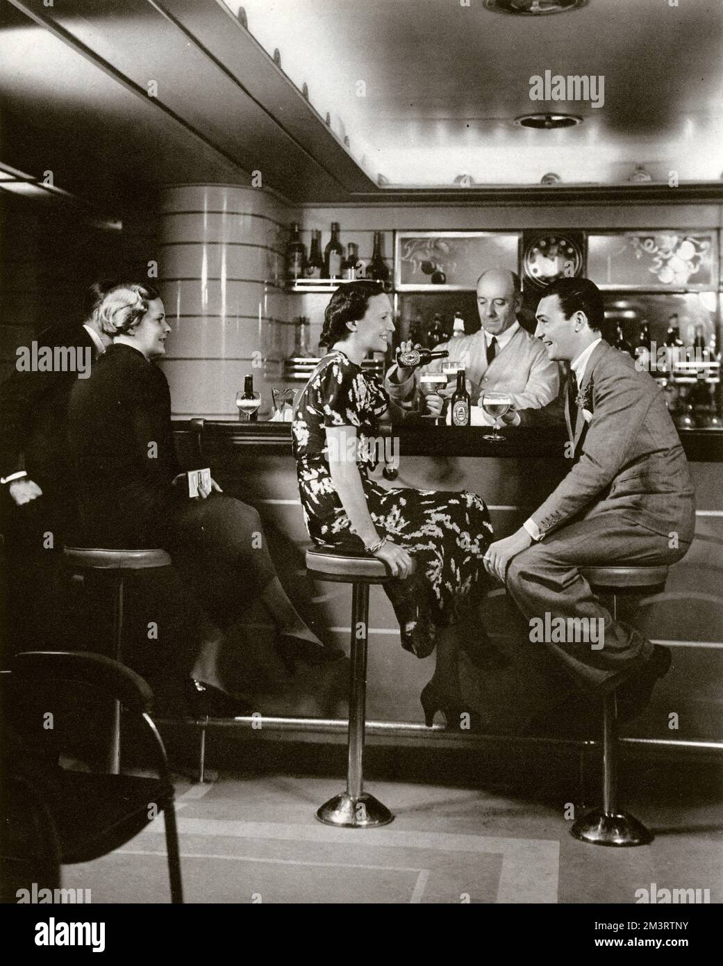 Bartender 1930s hi-res stock photography and images - Alamy