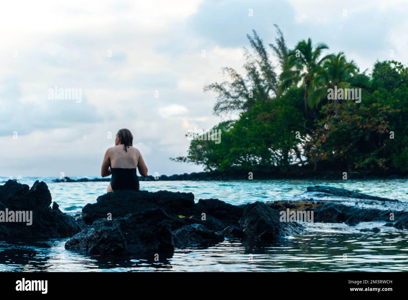 black rock beach in hawaii Stock Photo - Alamy