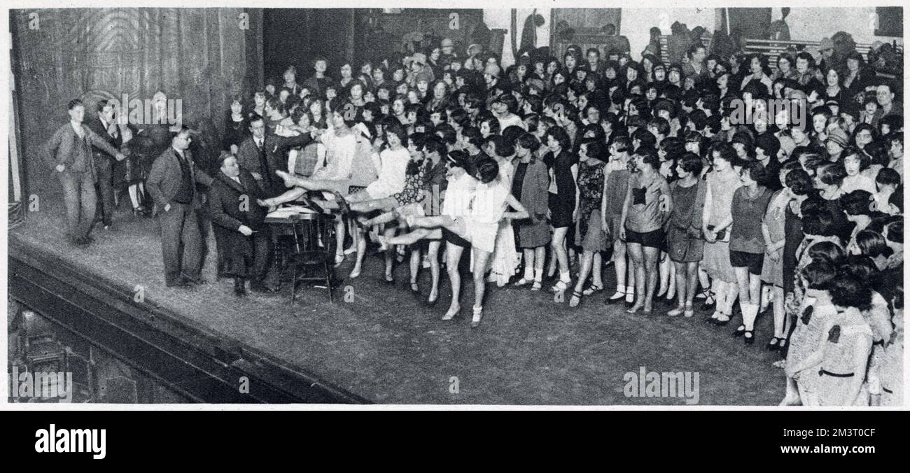 Chorus girls kicking hi-res stock photography and images - Alamy