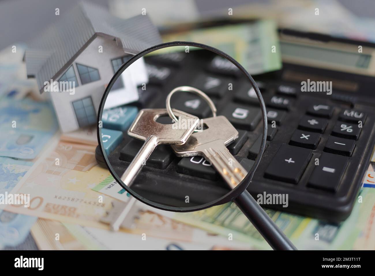 House under magnifying glass hi-res stock photography and images - Alamy