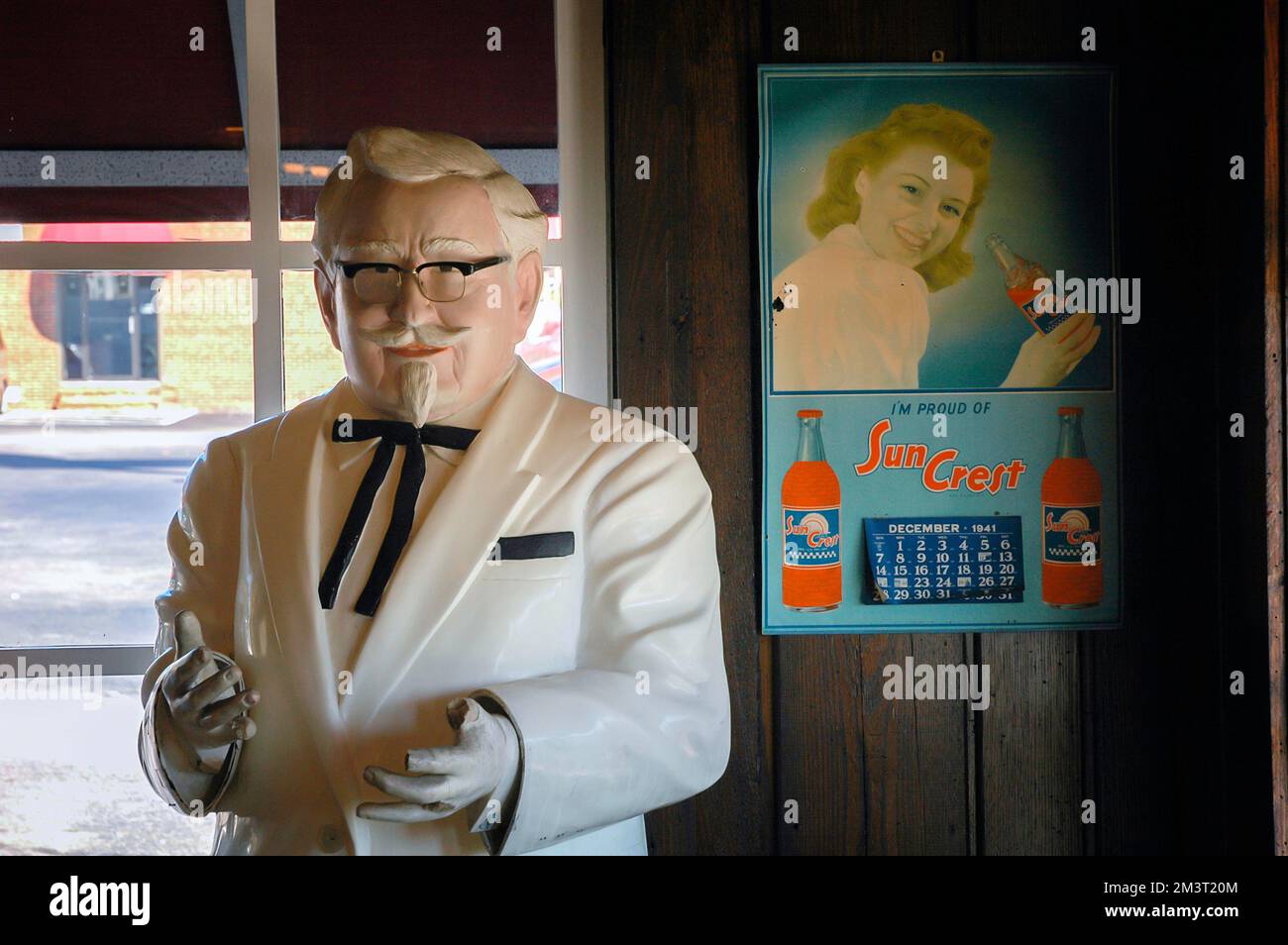 Colonel sanders statue hi-res stock photography and images - Alamy