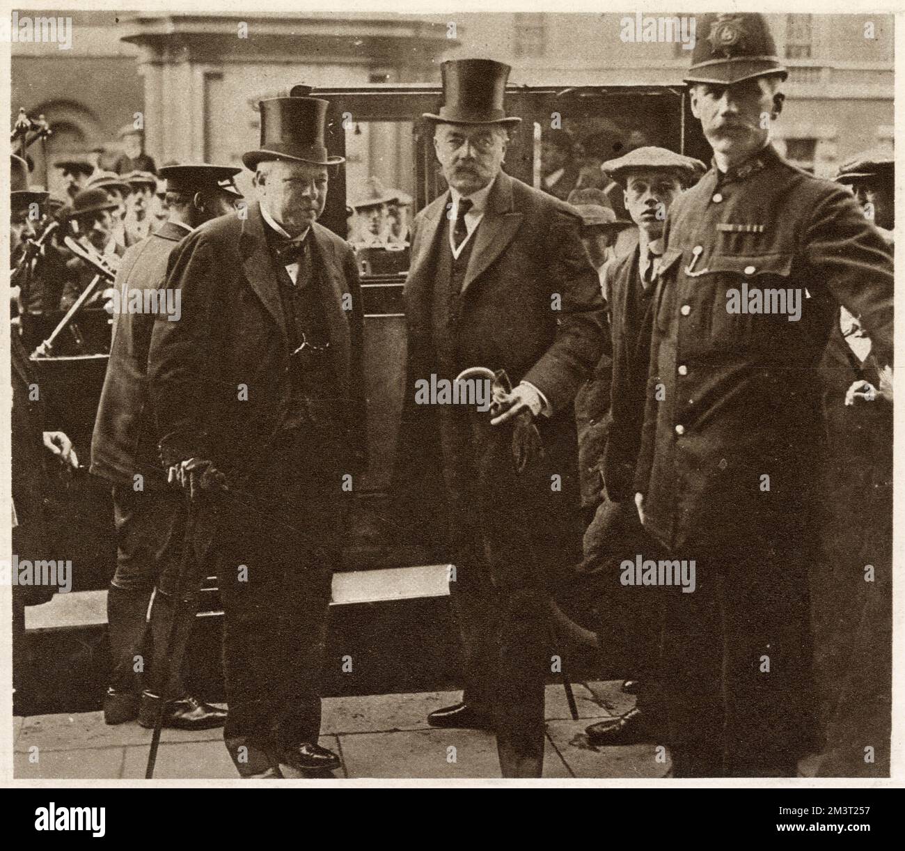 Lord Kitchener and Lord Haldane arriving at the War Office Stock Photo ...