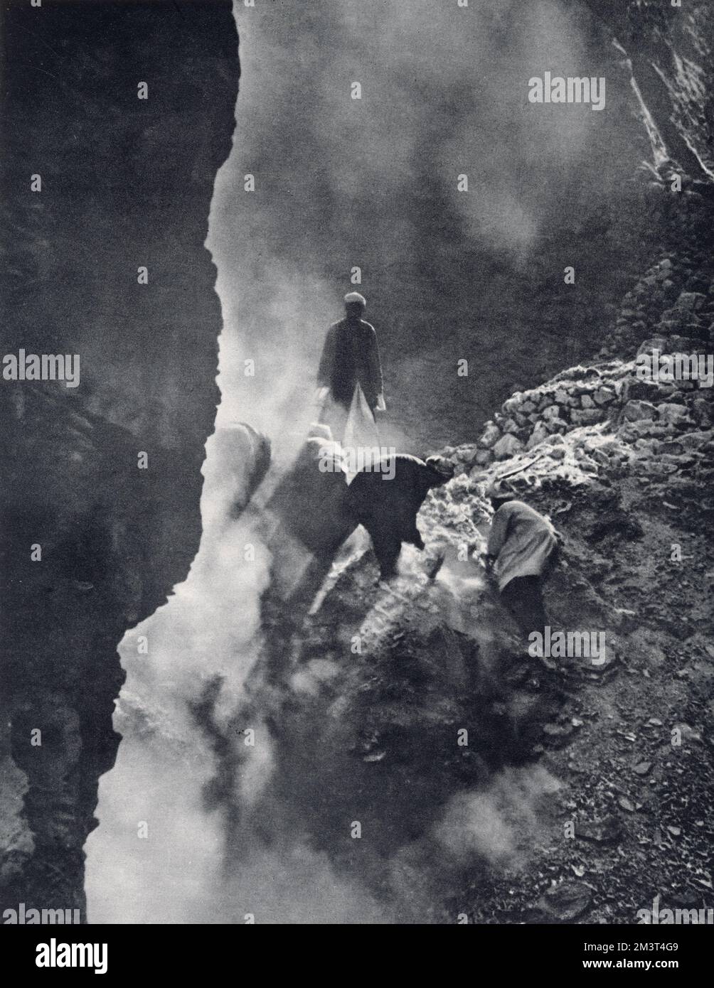 Excavation beneath tomb of Thutmose III, 1922 Stock Photo - Alamy