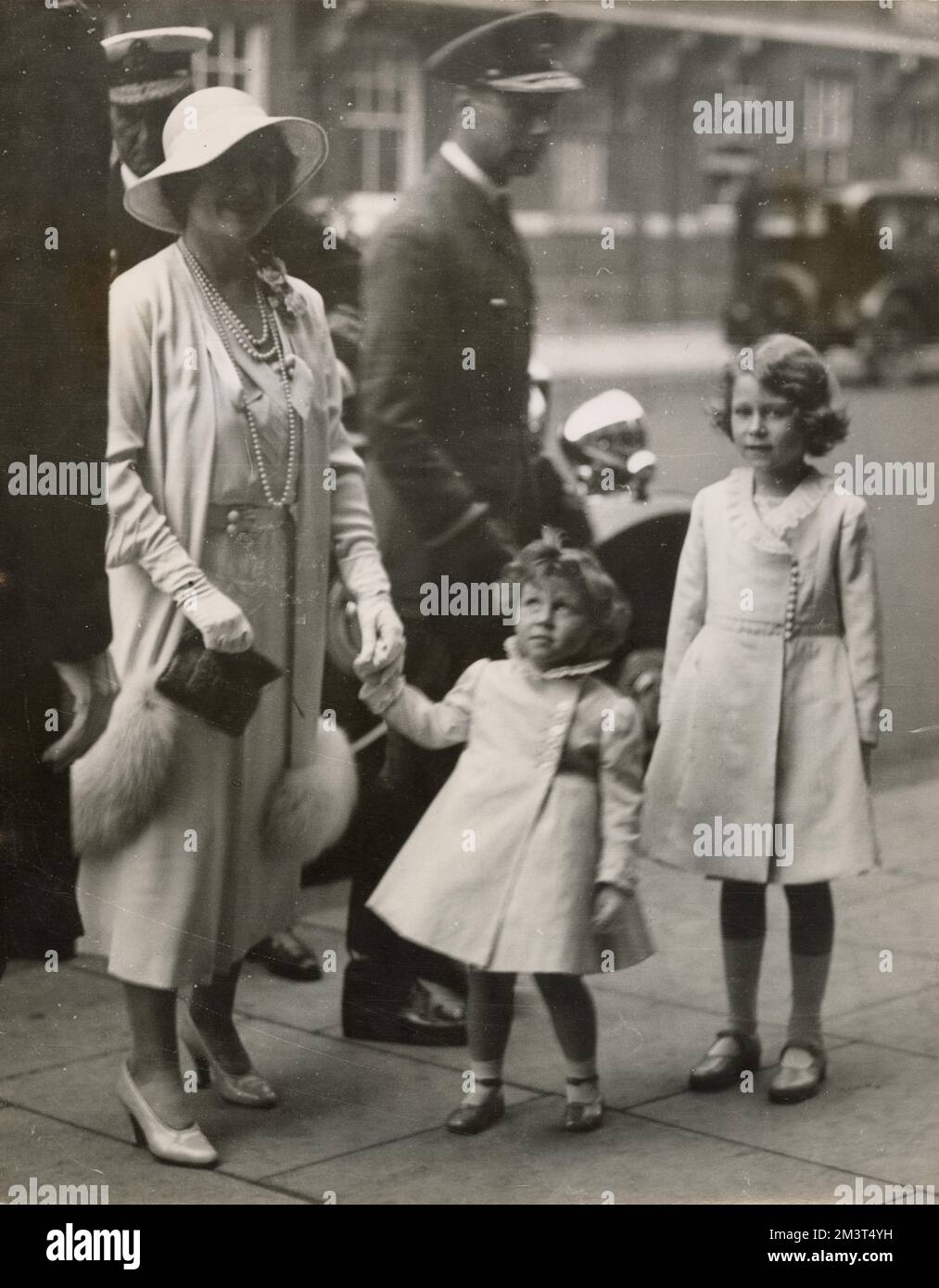 Duchess of York with Princesses Elizabeth & Margaret Stock Photo - Alamy