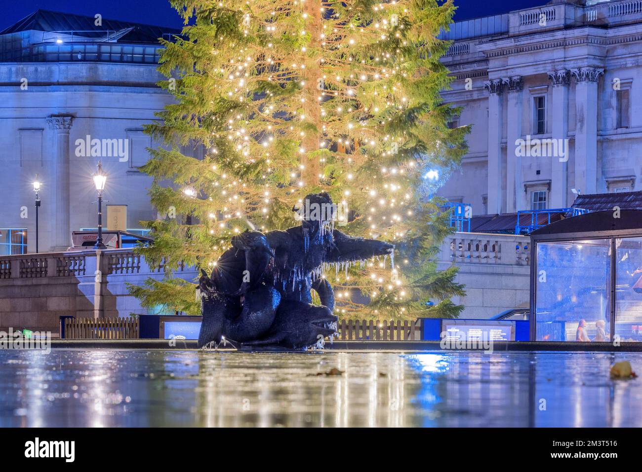 The fountains of Trafalgar Square reamain frozen this evening Stock ...