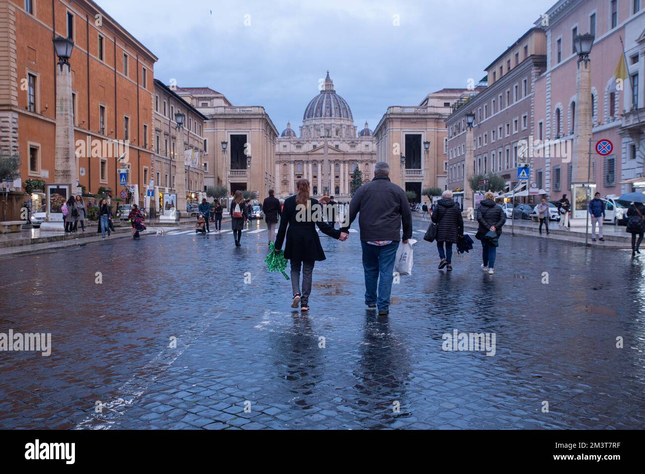 Rome, Italy. 16th Dec, 2022. A man and woman walk hand in hand towards ...