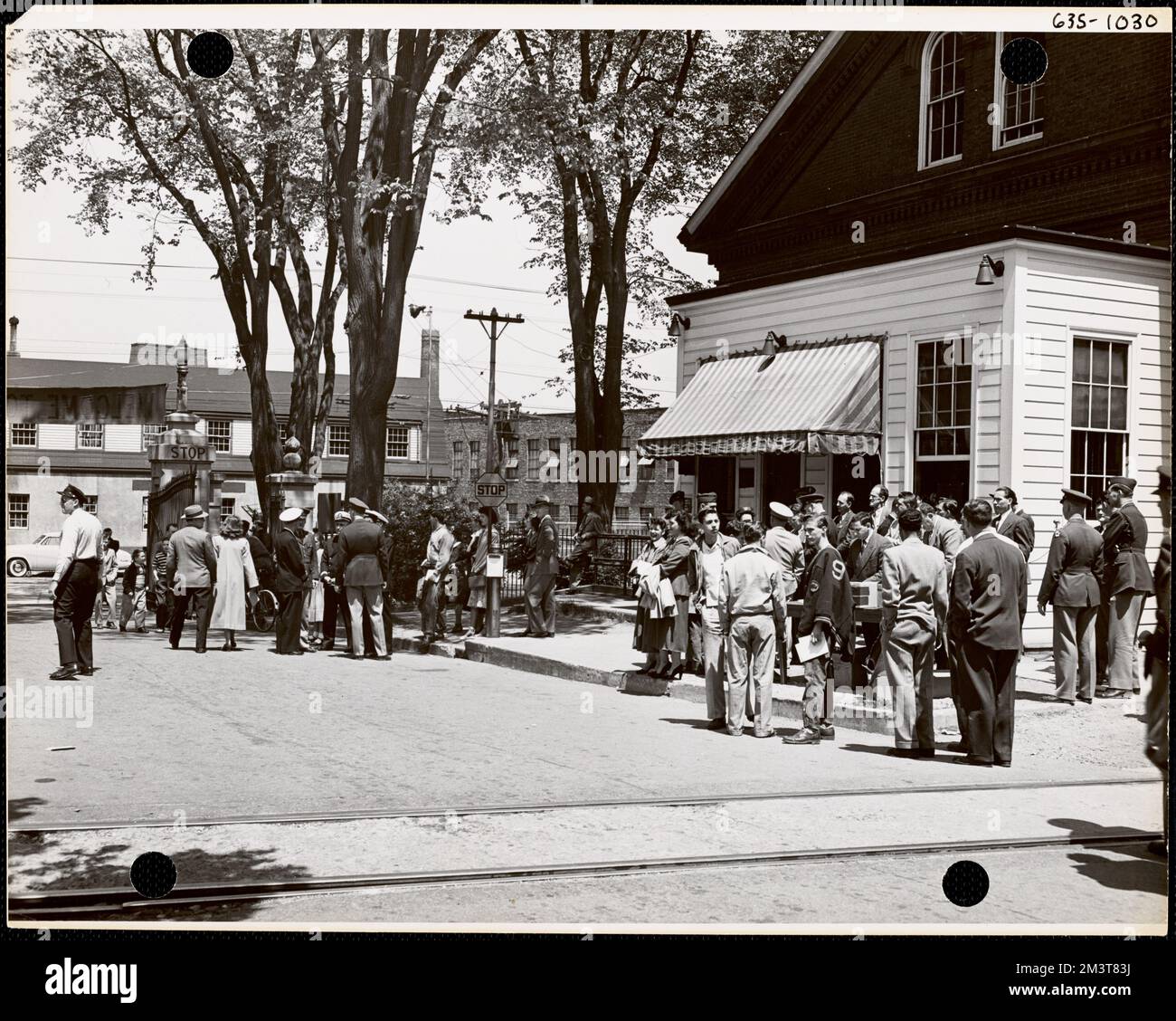 Scene at gate , Armories, Gates, Watertown Arsenal Mass.. Records of U ...