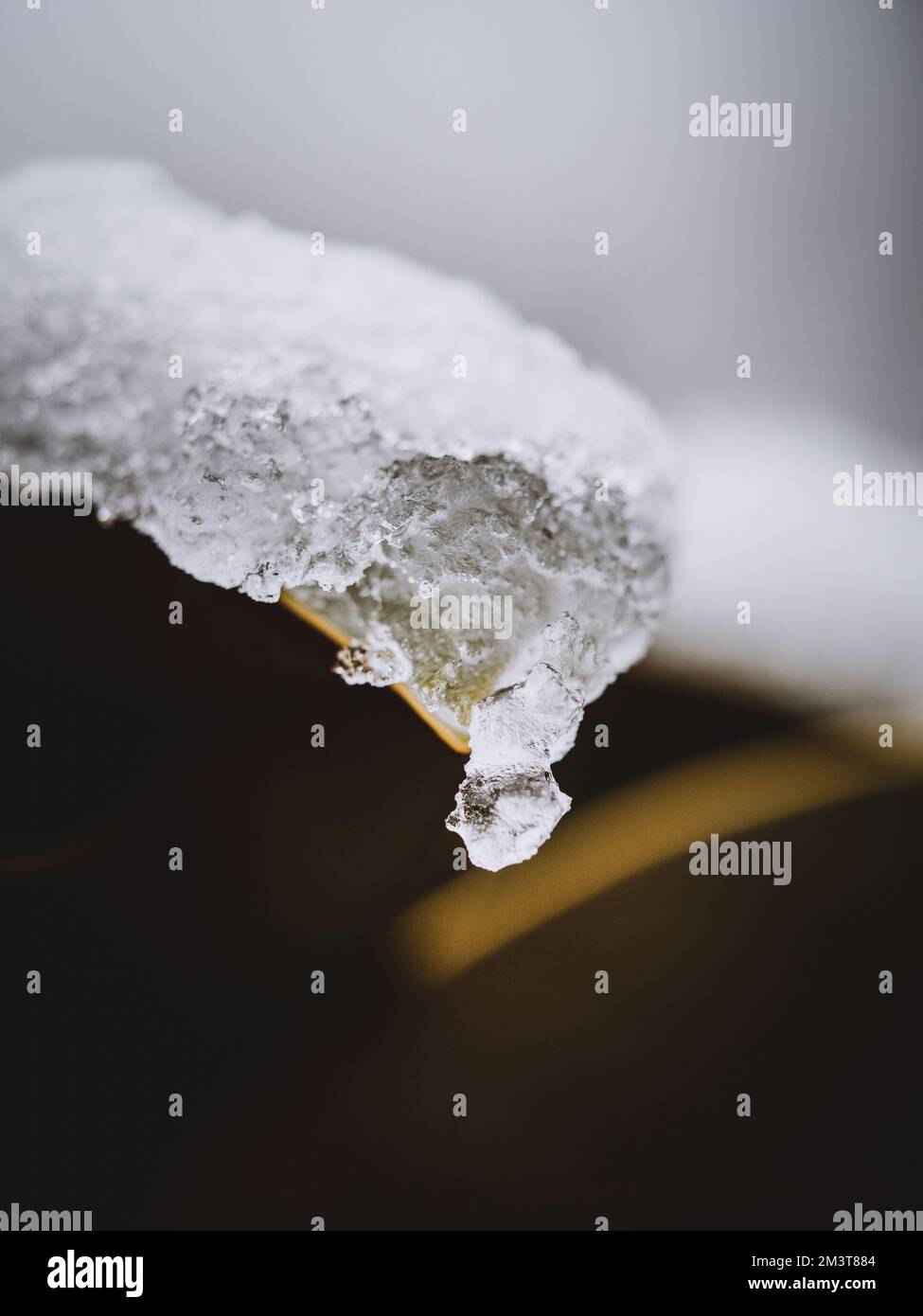 Object falling hi-res stock photography and images - Alamy