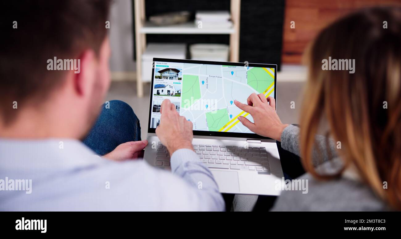 Family searching house hi-res stock photography and images - Alamy