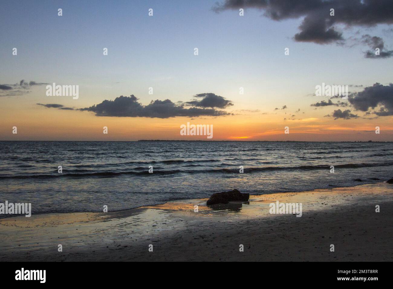 Serene beach scene dusk hi-res stock photography and images - Alamy