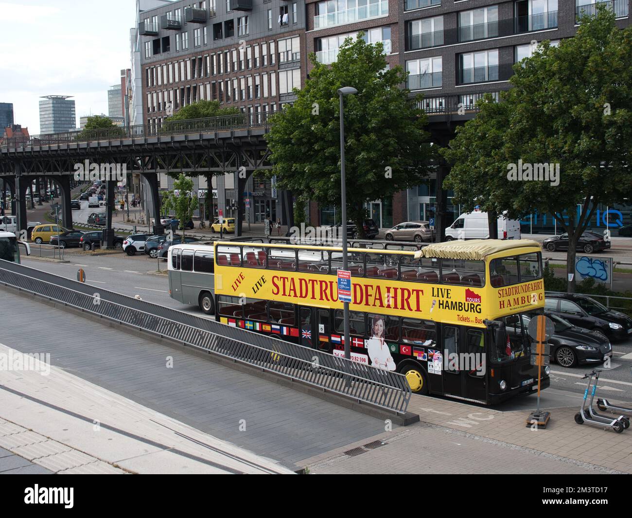 Hamburg sightseeing bus hi-res stock photography and images - Alamy