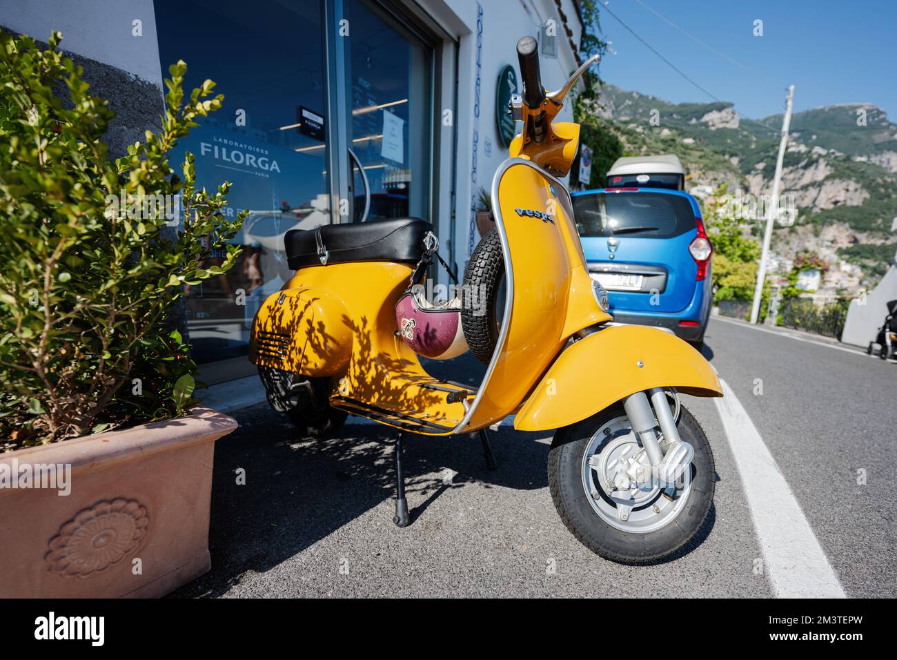 Italy vespa positano hi-res stock photography and images - Alamy