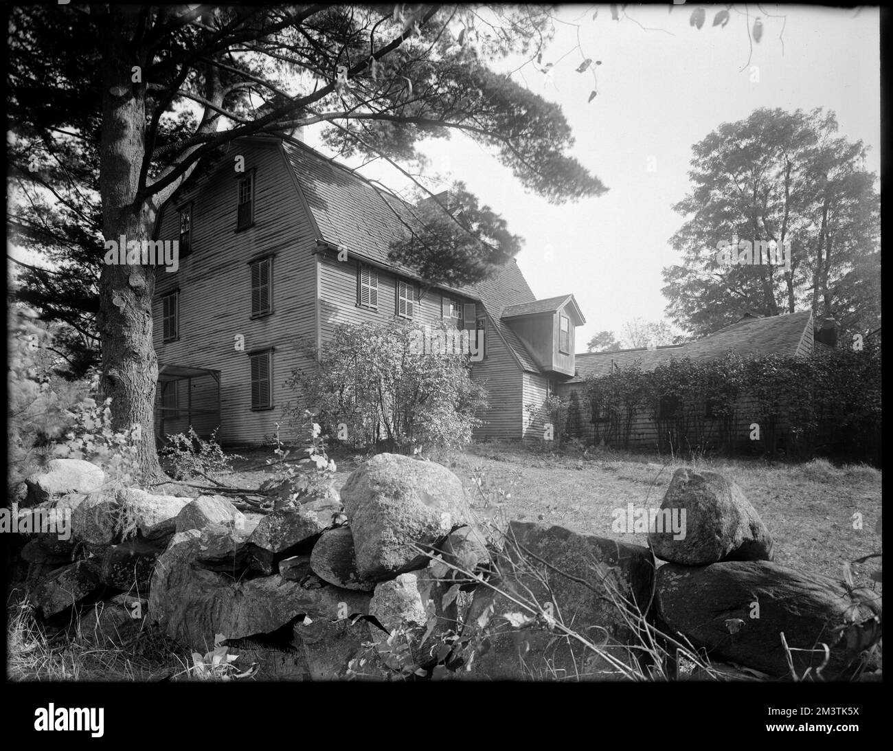 Side view of Old Manse near stone wall, Concord, Mass. , Dwellings ...