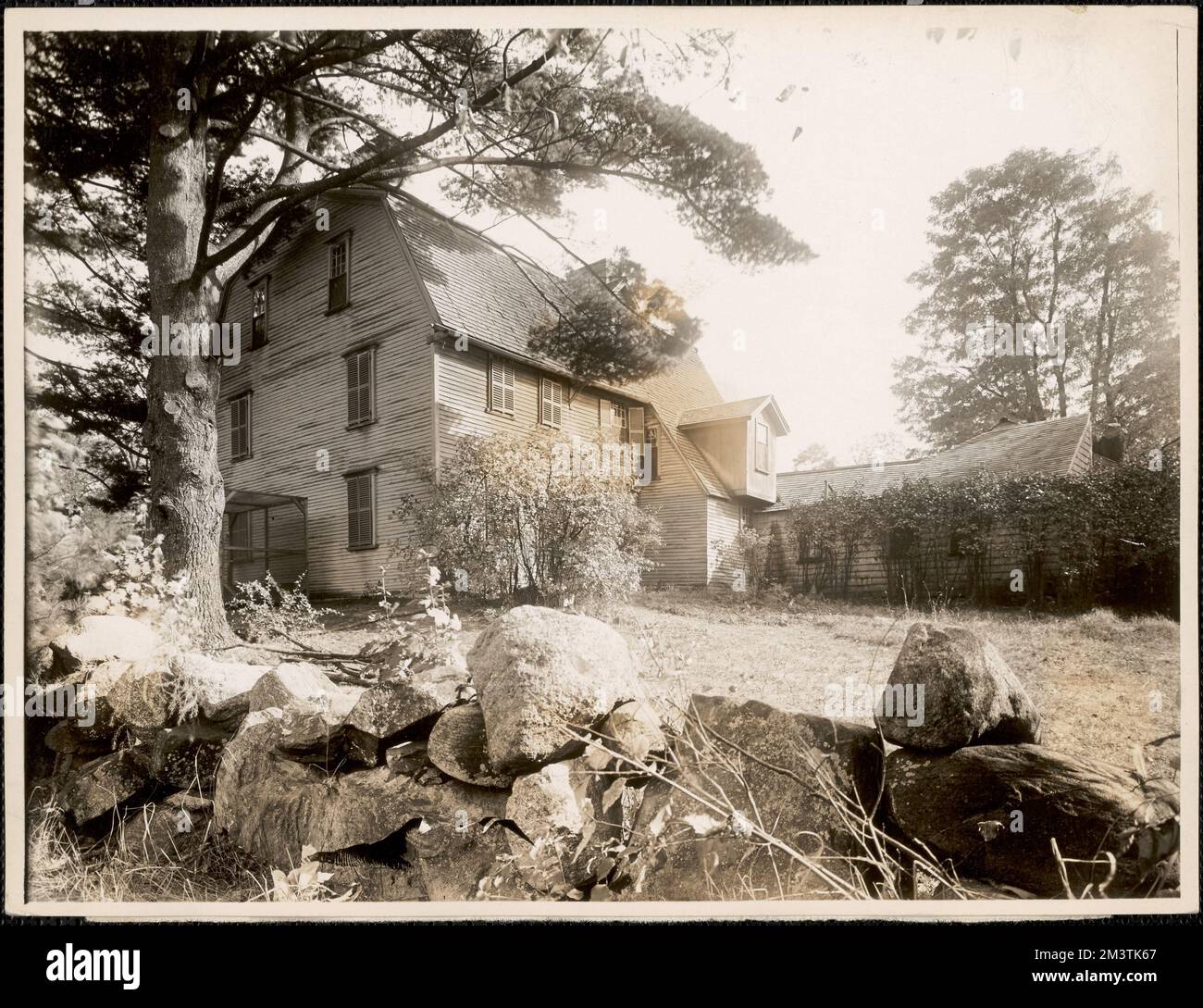 Side view of Old Manse near stone wall, Concord, Mass. , Dwellings ...
