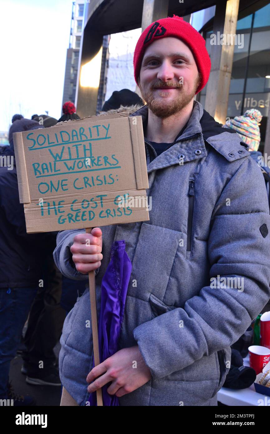 Striking rail workers at Piccadilly Station, Manchester, England ...
