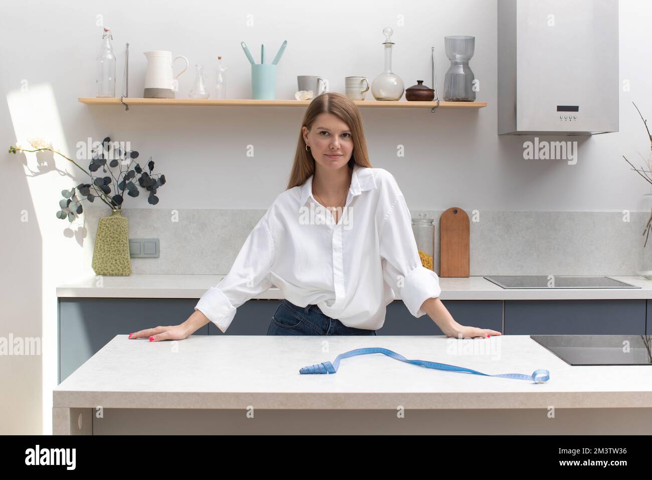 Family eating kitchen island hi-res stock photography and images - Alamy