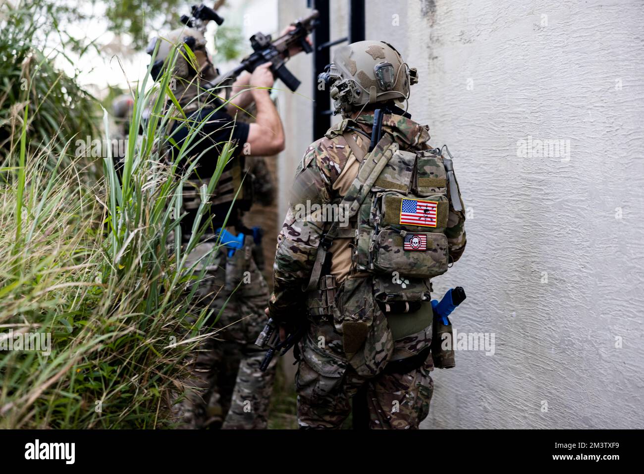 U.S. Army Green Berets with 1st Special Forces Group (SFG) instruct ...