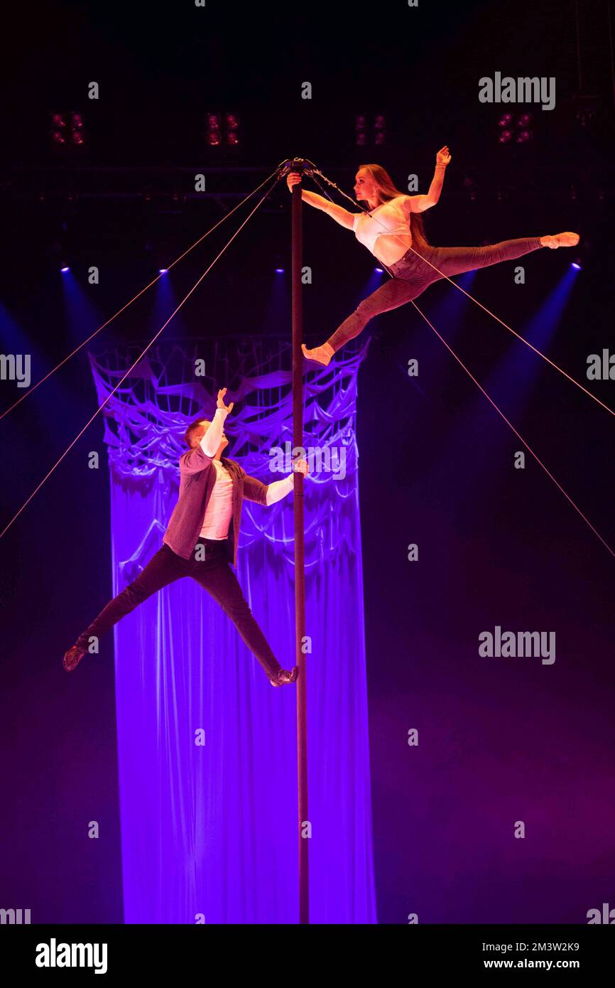 Duisburg, Deutschland. 16th Dec, 2022. Duo DEVLIKANOV, pole dance, the ...