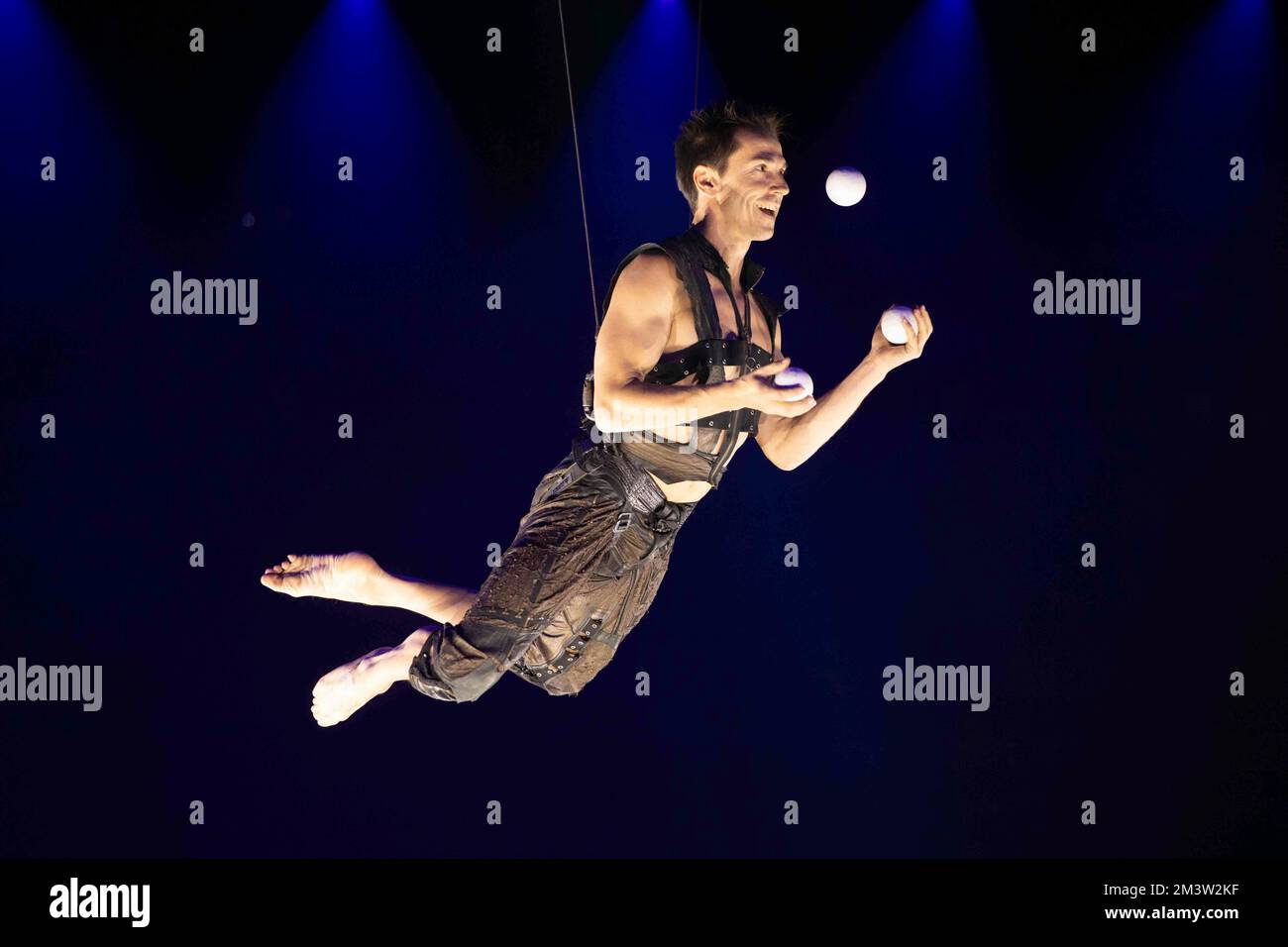 Duisburg, Deutschland. 16th Dec, 2022. VLADIK, juggling, the circus ...