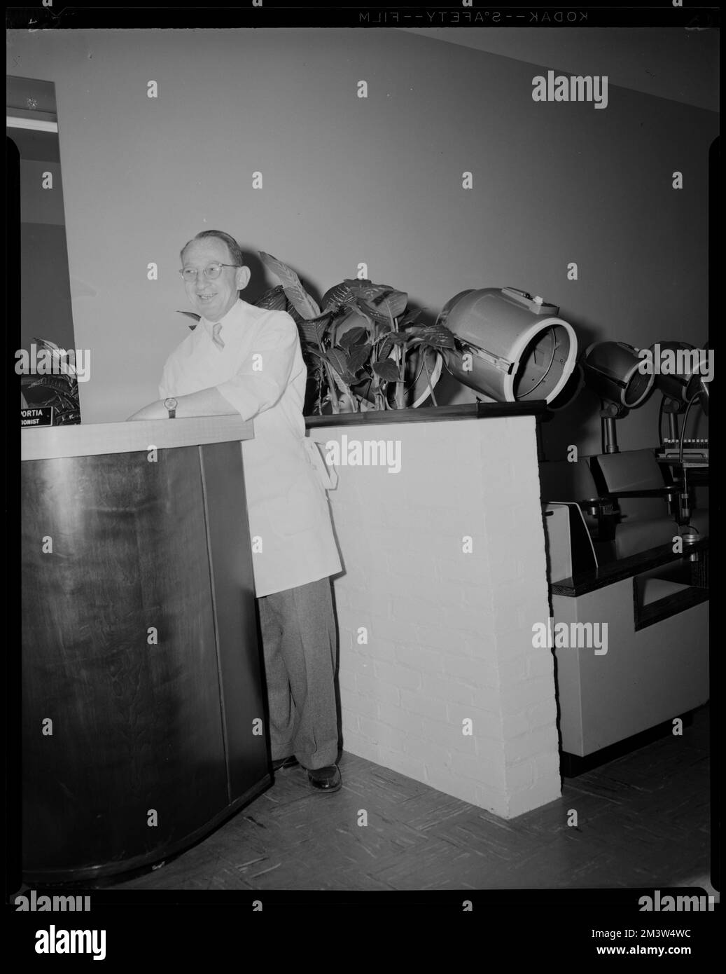 1920s beauty salon hi-res stock photography and images - Alamy