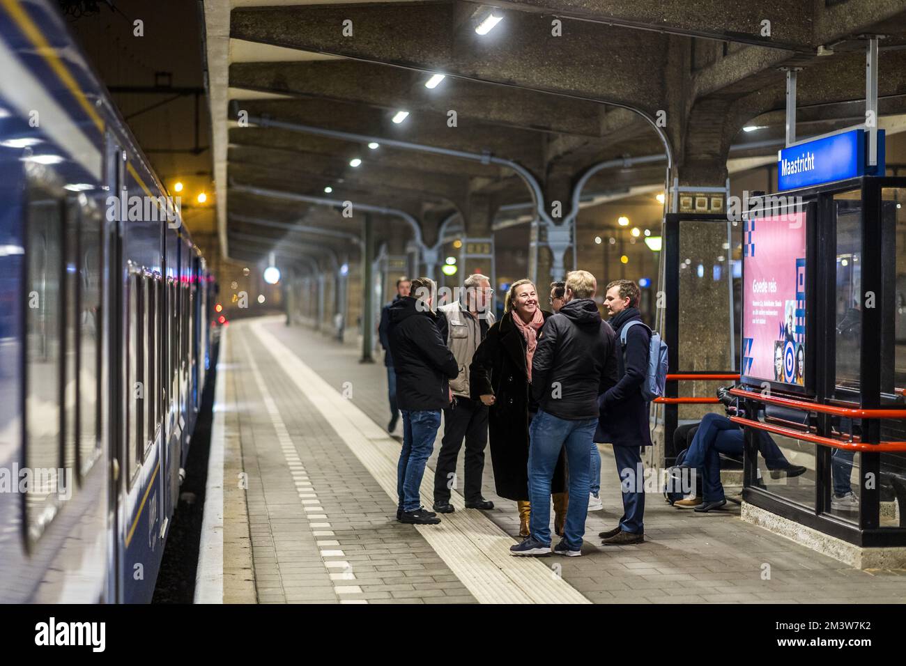 MAASTRICHT - Travelers on the platform at the departing night train on ...