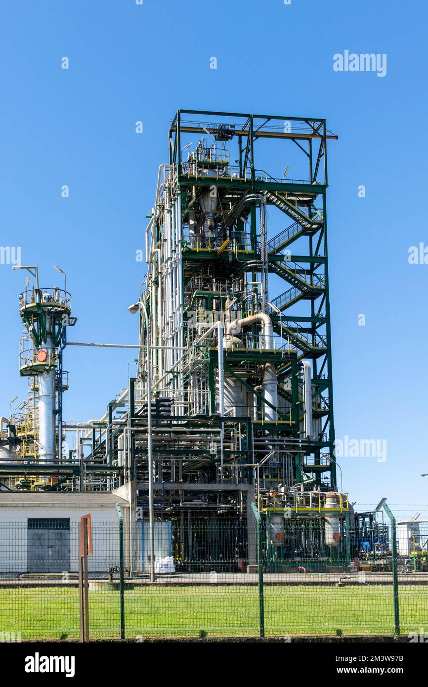 Oil refinery at Talcahuano industrial complex, Chile Stock Photo - Alamy