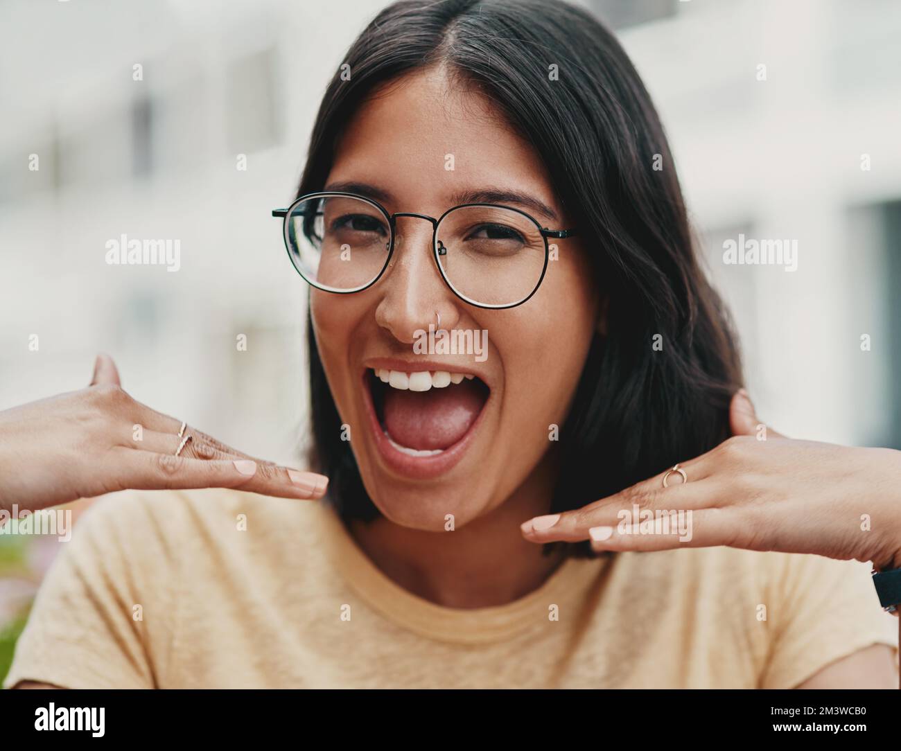 Young workers sitting outdoor hi-res stock photography and images - Alamy